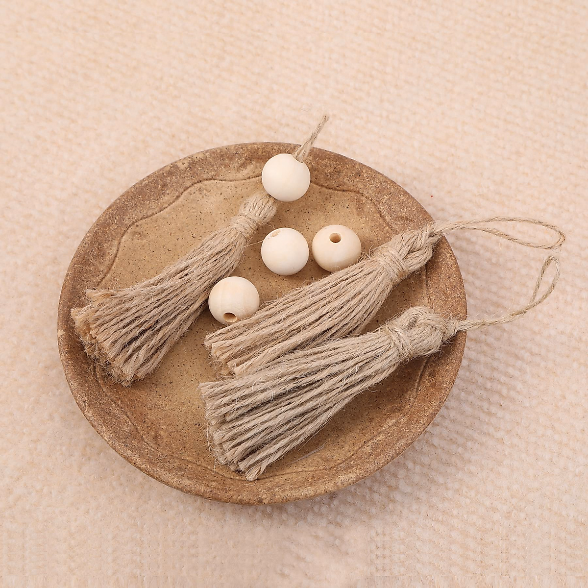 AEKAO 30 Pieces Natural Jute Tassels for Wood Beads Christmas Burlap Tassel Jute Rope Tassels DIY Wood Bead Garland Projects Decorations(5.4")