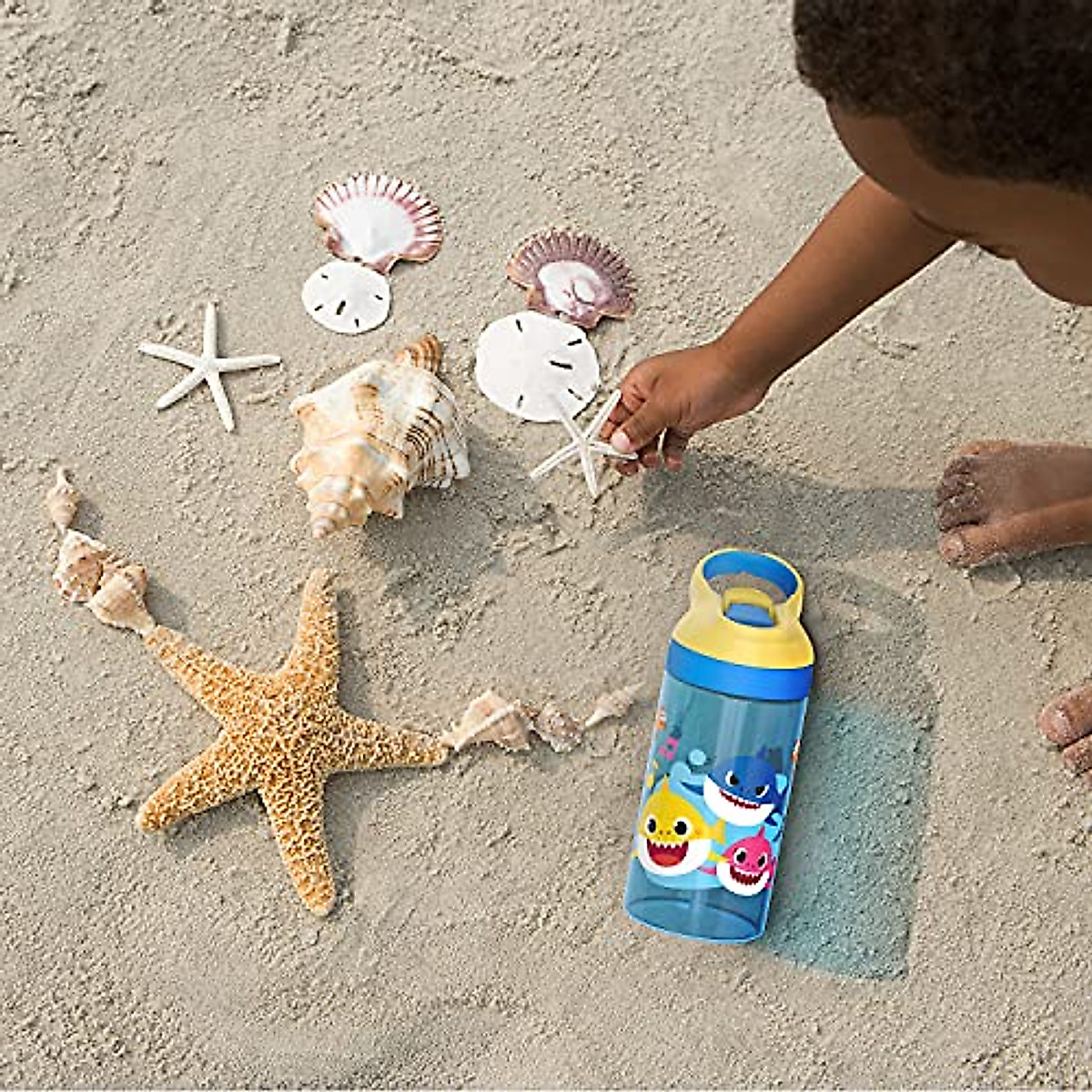 Zak Designs Baby Shark Kids Water Bottle with Straw and Built in Carrying Loop Made of Durable Plastic, Leak-Proof Design (16 oz