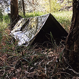 TITAN Survival Mylar Survival Blankets 5 Pack 52” x 82” - 90% Heat Retention & Waterproof Design - Emergency Blanket Cold Weather Protection & Survival Kits - Durable Space Blanket for Outdoor Use