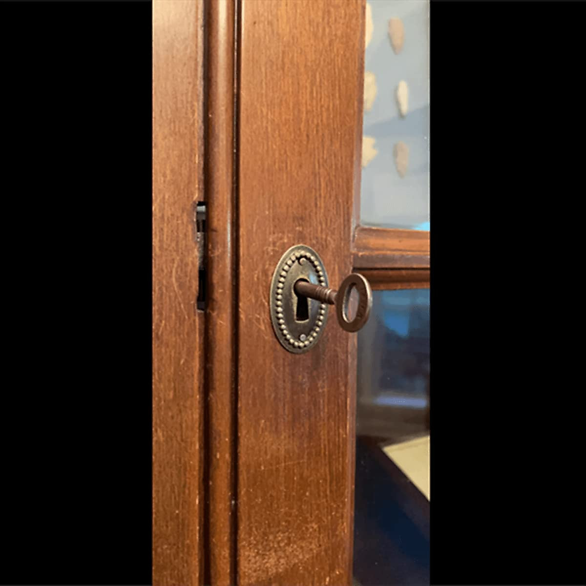 dophee 10Pcs Oval Stamped Antique Brass Decorative Keyhole Cover Plate, Keyhole Escutcheon Plate for Cabinet, Door, Dresser, Drawers, Desk Furniture Hardware