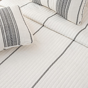 Great Bay Home King Reversible Quilt Bedding Set - All Season, Modern, Lightweight Bedspreads - White and Grey Striped Coverlets (Includes 1 Quilt, 2 Pillow Shams)