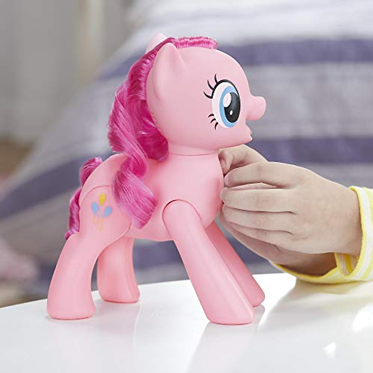 My Little Pony Toy Oh My Giggles Pinkie Pie – 20-Cm Interactive Toy with Sounds and Movement, Kids Aged 3 Years Old and Up