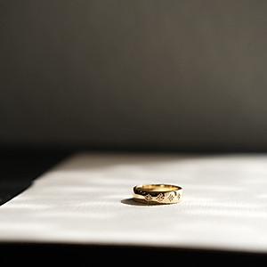 BLOSSOM & HUE Simple Star Set Band Ring | Starbust Gold Band Ring | 18K Gold Plated Thick Statement Ring | Size 8 |