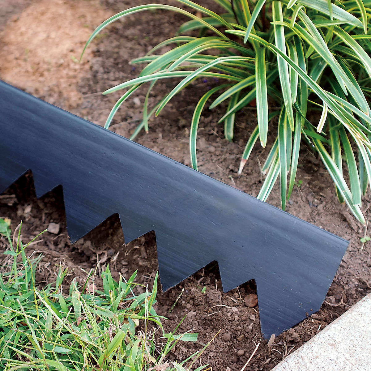 EasyFlex Pound-in Landscape Edging with Bonus Anchoring Stakes, 4.5 in. Straight Top Plastic Garden Border, 20 Foot Kit, Black, (3500-20CXX-3)