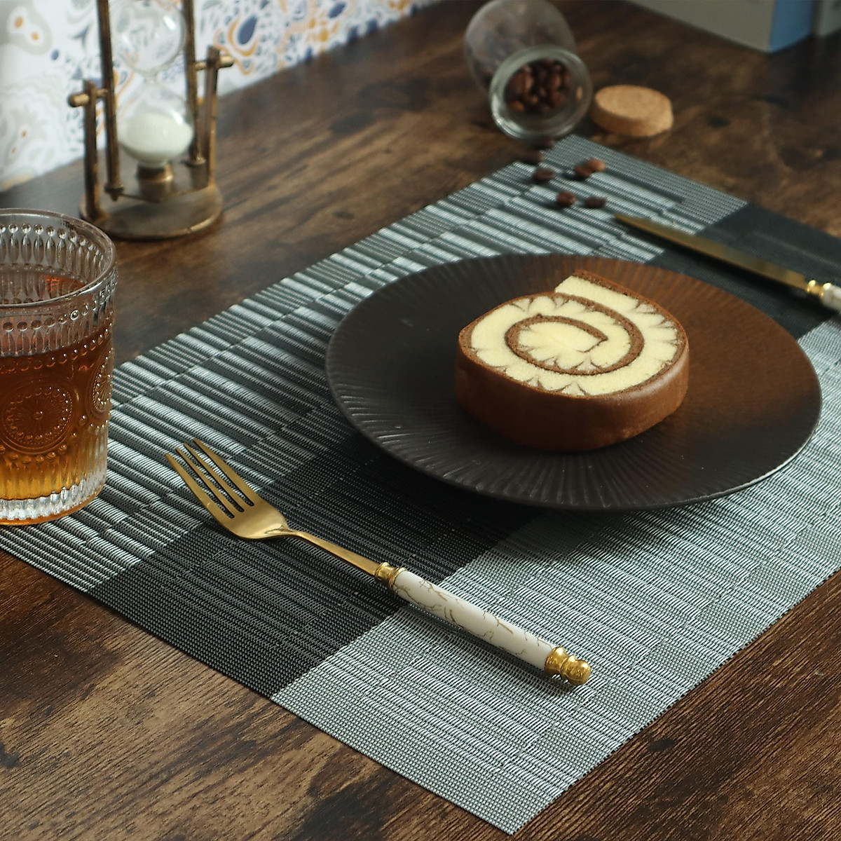 HeloHo Black Placemats Set of 4, Heat-Resistant Washable Placemats Non-Slip Vinyl Woven Table Mats Wipeable Placemat for Kitchen Dining Table Decoration Indoor Outdoor