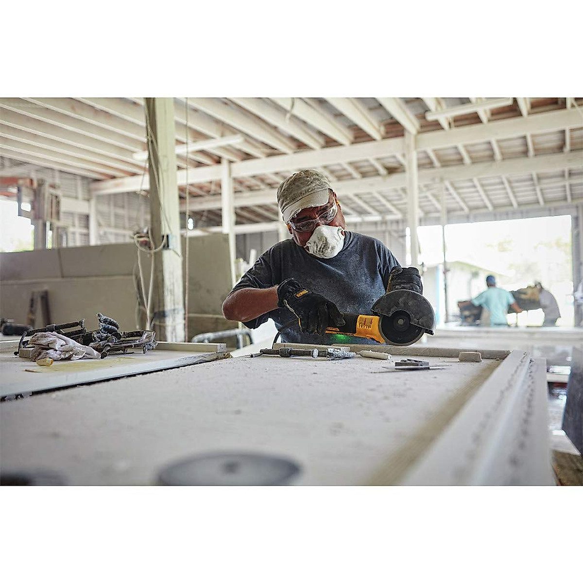 DEWALT Angle Grinder, Variable Speed, 5-Inch, 13-Amp, Corded (DWE43231VS)