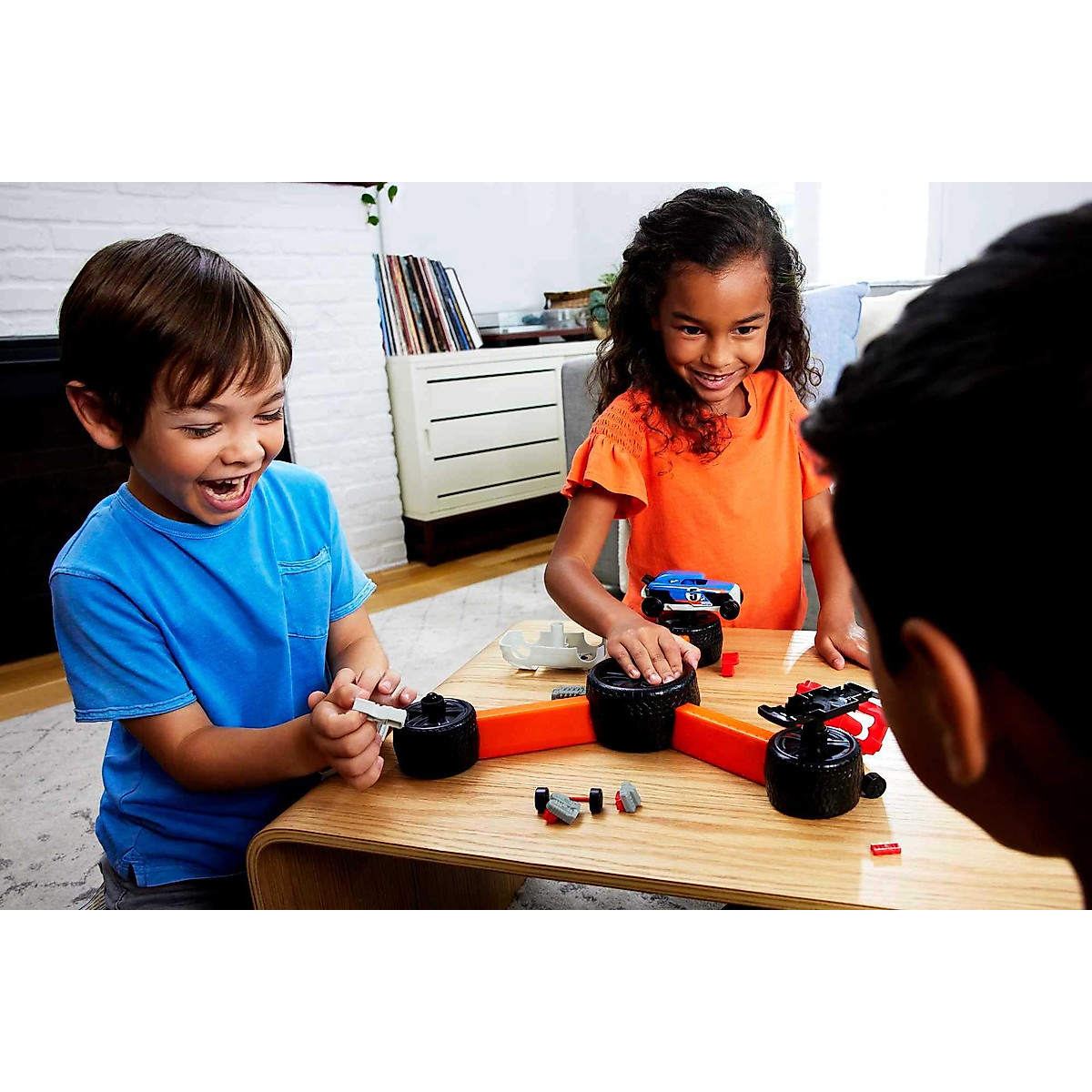 Mattel Games Hot Wheels Build ‘N Slam Kids Game with Buildable Classic Cars, Fix it Fast or Watch it Blast for 1-3 Players