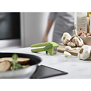 Joseph Joseph CleanForce Press Powerful, Squeeze, Easy Garlic Mincer with Trigger-Operated Wiper Blade and Handy Cleaning Tool, One Size, Green