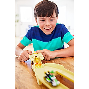 Hot Wheels Mario Kart Track Set & Toy Car, Thowmp Ruins Playset with Luigi Kart Vehicle & Pull-Back Launcher