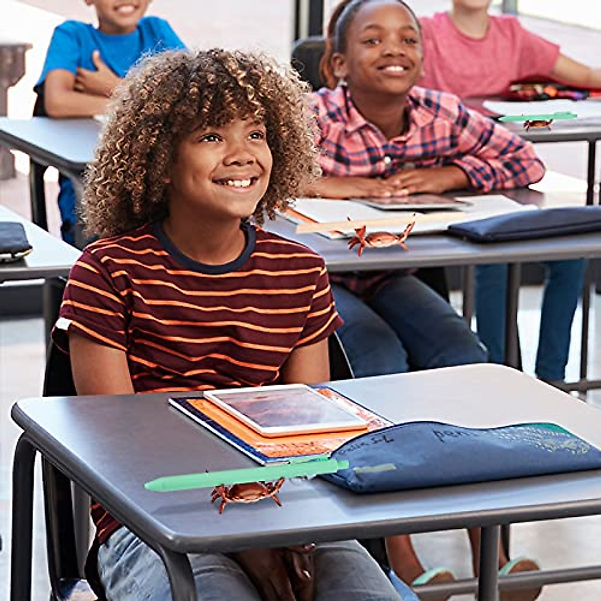 Zonon 2 Pieces Japanese Creative Cute Crab Pen Holder Weightlifting Crabs Pen Holder Stand Bracket Storage Pen Rack for Christmas Graduation Gift Office Home Store Accessories Holder (Red)