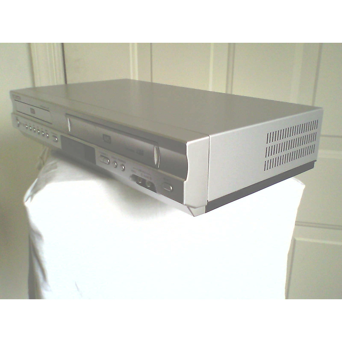 Samsung DVD-V4600C DVD Video & CD Player, VCR Video Cassette Tape Recorder Combo, 4-Head Hi-Fi Stereo VHS Player w/ Dolby Digital, dts Digital Out, Progresive