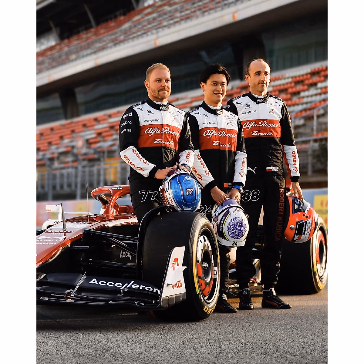 IYASFPFP Bburago 1:43 2022 Alfa Romeo F1 Racing Team C42 #24 Guanyu Zhou #77 Valtteri Bottas Alloy Car Diecast Car Model Toy Collection (2022 C42 NO.24 w/ Acrylic Box)