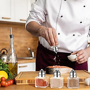 Maxcheck 150 Pcs Salt Pepper Shakers 0.5 oz Glass Spices Shaker with Sliver Tone Tops Clear Baking Soda Shaker Glass Spice Bottle for Wedding Party Restaurant Kitchen Travel Home (Cube)