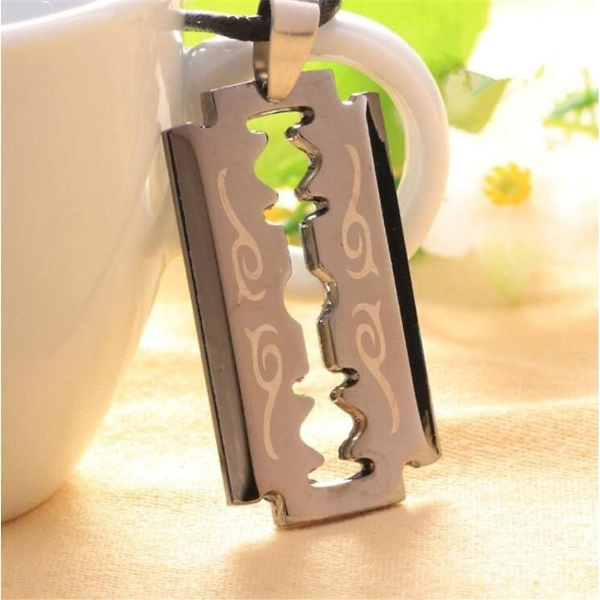 Gothic Blade Razor Shaver Pendant Necklace Stainless Steel Black Blade Dog Tag Leather Rope Choker Necklace for Women Men Hip Hop Goth Jewelry Gift