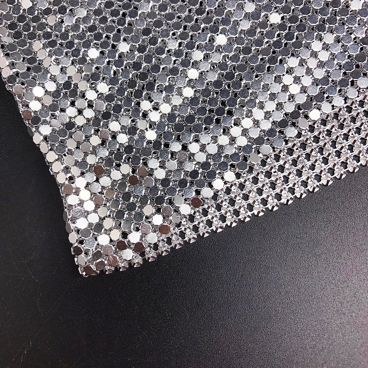 OQINGNA 45x40cm Sparkly Metal Mesh Fabric Chainmail Jewelry Metallic Cloth Sequined Craft Fabric Cuttable for Clothing Bag Making Party Shoes Decorations Accessories (Silver 45x40cm)
