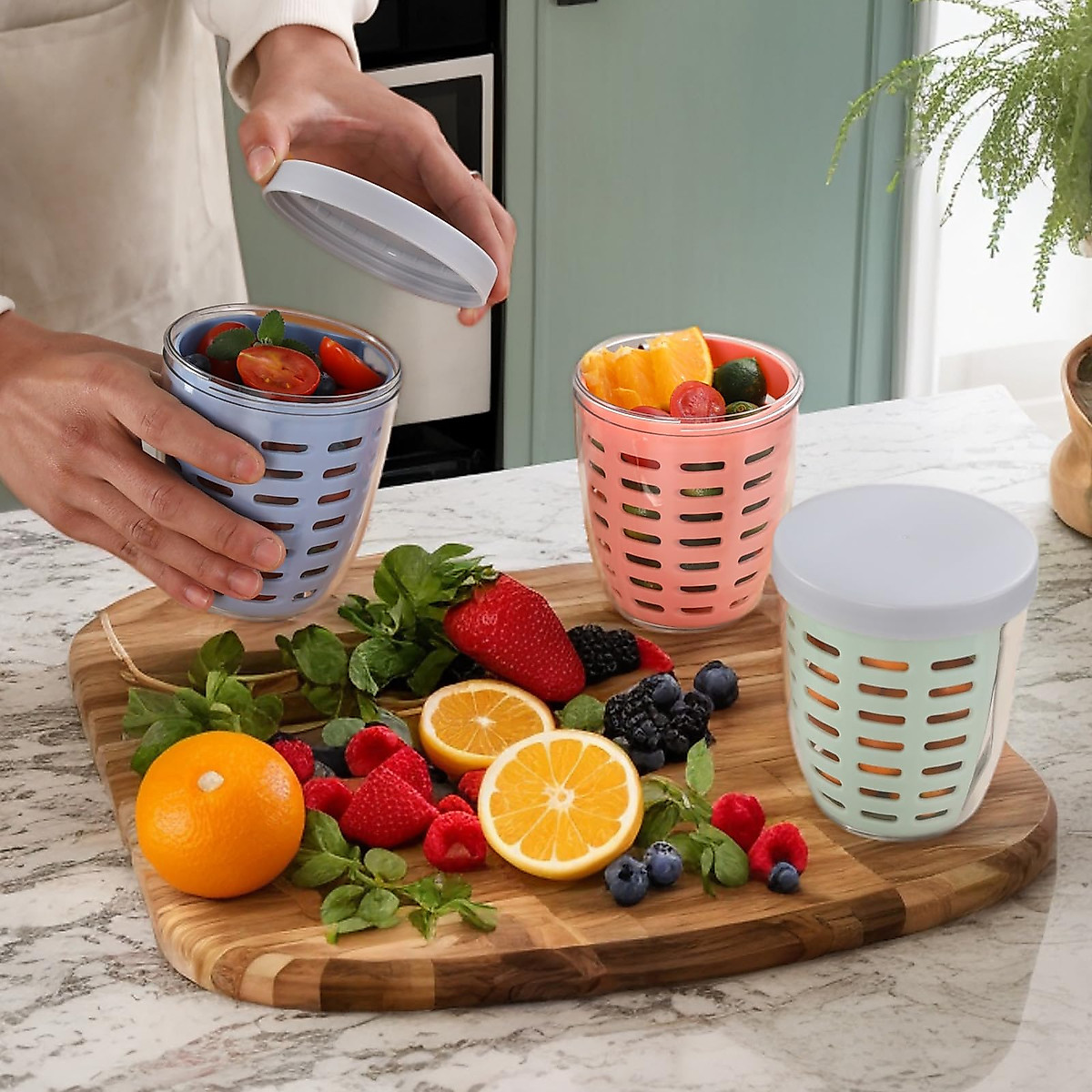 SENARYE Fruit Salad Container, Fruit Cups with Lid, Removable Colander, and Fork, 20oz Fruit and Veggie Storage Containers with Portable, BPA Free, Leak-proof, Easy to Clean, and Reusable (Green)