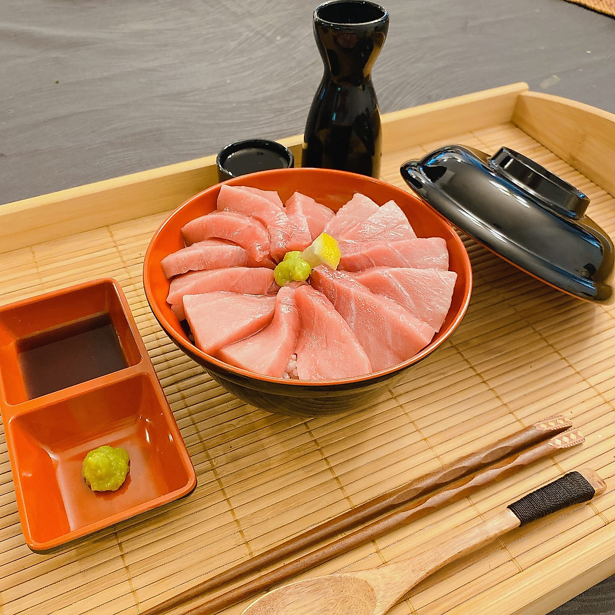 JapanBargain, Soup Bowl with Lid and Spoon for Miso Soup Rice Poke Donburi Noodle Pasta Cereal Black and Red Color Japanese Style with Hook Spoon, 21 oz (1, 21oz w/Gift Box)