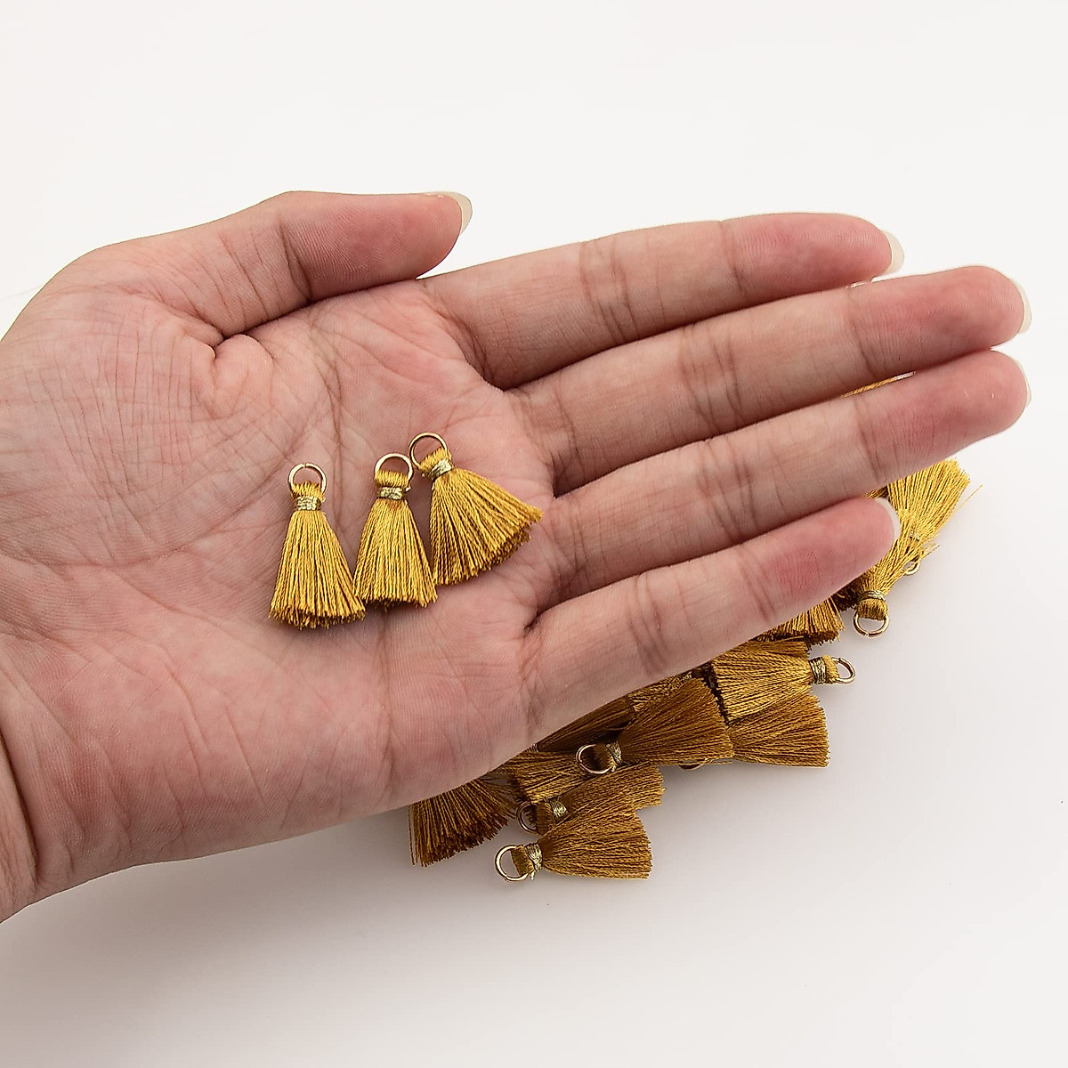 VAPKER 100Pcs 0.8Inch/2CM Mini Tassels Gold Tassel Tiny Handmade Craft Tassels with Gold Jump Ring for Earring Jewelry Necklace Making Accessories DIY
