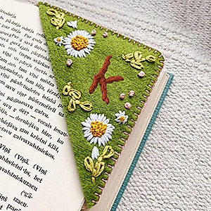 Lifemaison Personalized Hand Embroidered Corner Bookmark 26 Letters Felt Triangle Corner Page Bookmark Handmade Stitched Book Marker Cute Flower Bookmarks for Book Reading Lovers Meaningful Gift