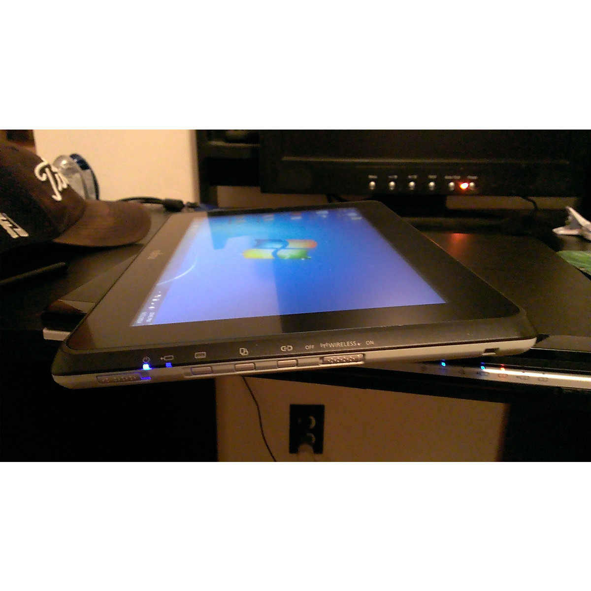 Fujitsu STYLISTIC Q550 10.1" 1280 x 800 LED Net-tablet PC - Atom Z670 1.50 GHz 62GB SSD 2GB RAM Q550-62GB-02