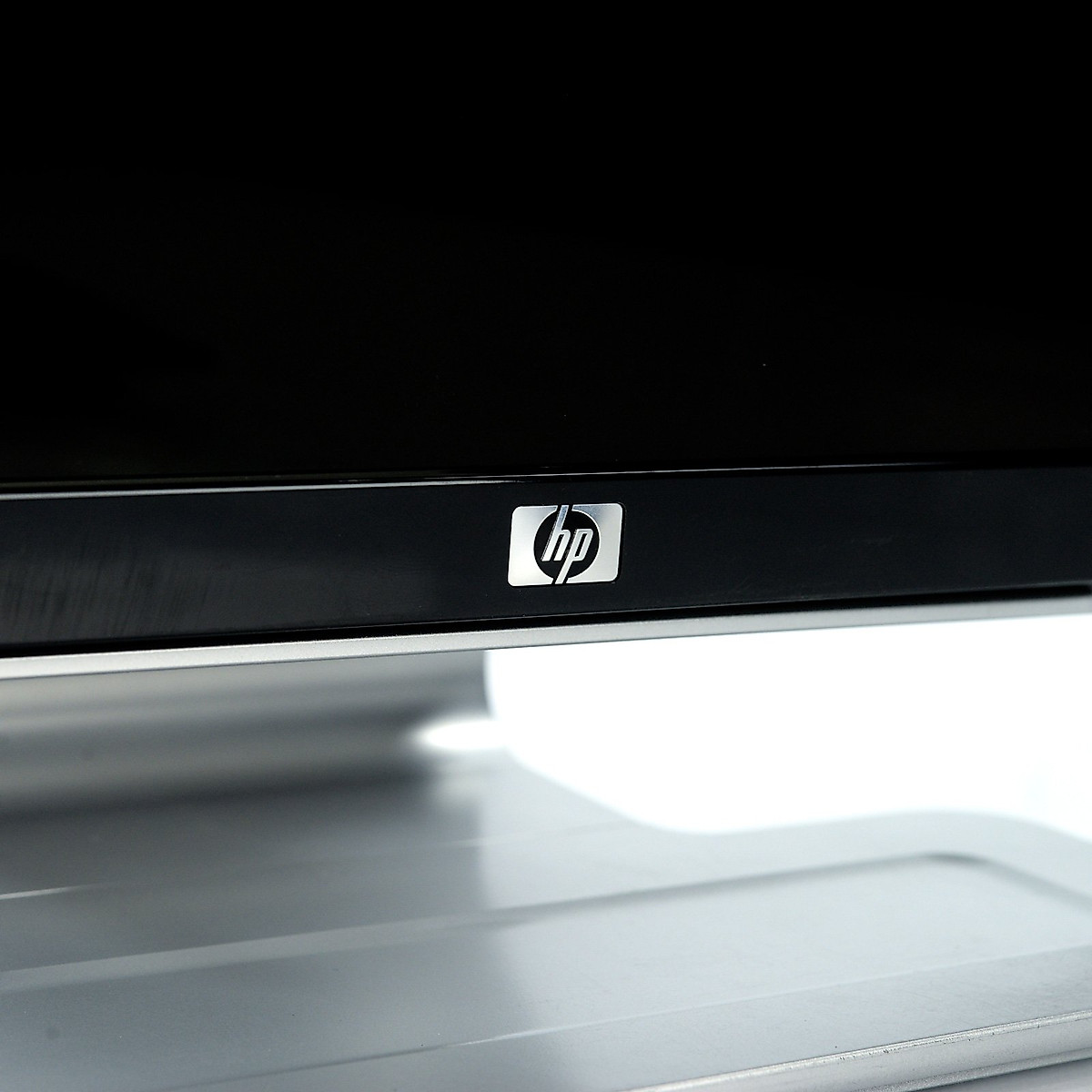 HP W1907 19-inch Widescreen Flat Panel LCD Monitor