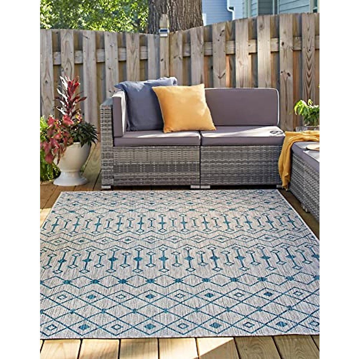 Unique Loom Outdoor Trellis Collection Area Rug - Tribal Trellis (7' 1" x 10' Rectangle, Light Blue/ Ivory)