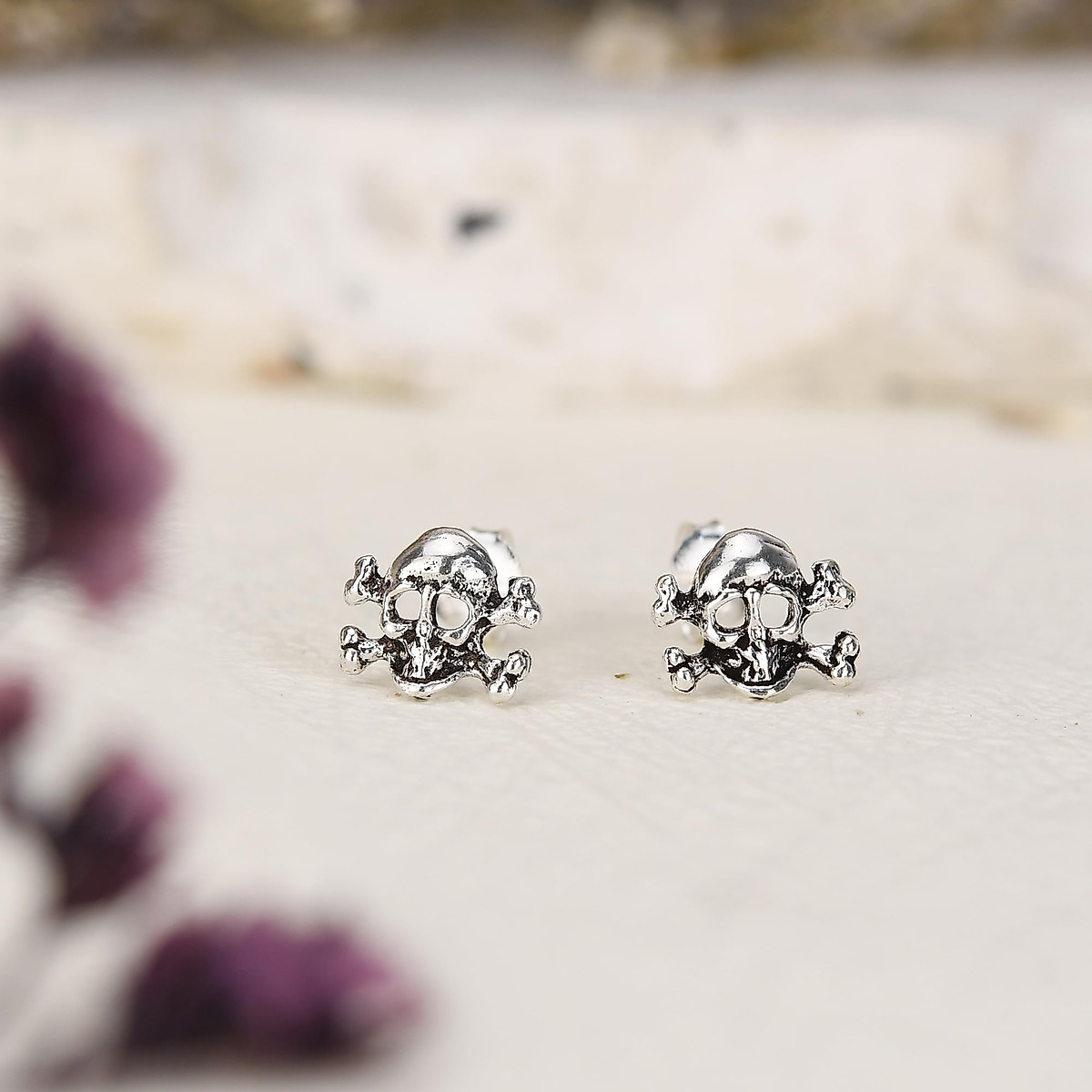 AeraVida Stylish Sterling Silver Skull & Crossbones Post Stud Earrings