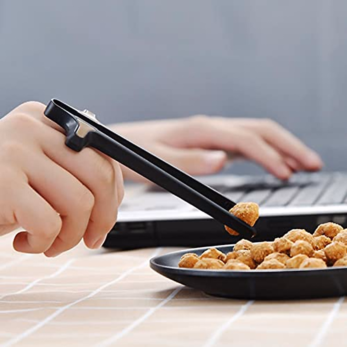 3 PCS Finger Chopsticks - Snack Chopsticks for Games - Fun Chopsticks,Snack Finger Chopsticks for Gamers,Reusable Food Tweezers,Potato Chips Finger Tongs,Gamepad/PC Game Accessories