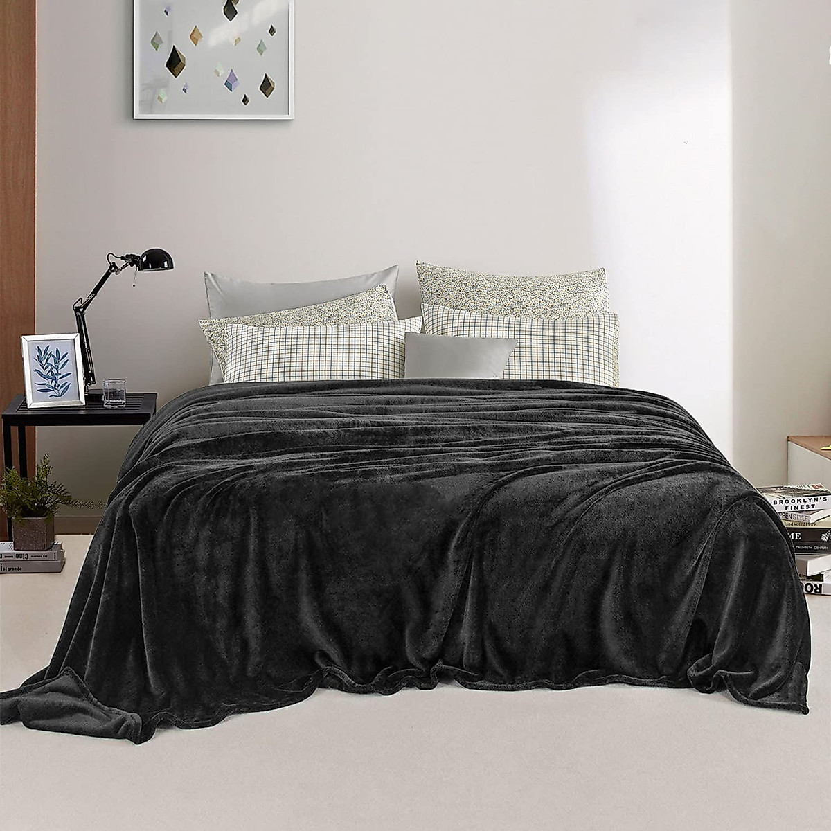 EIUE Comfortable Flannel Throw Blanket,Twin Size Full Body Warming Premium Fleece Bedding Quilt,Reversible Microfiber Blanket for All Season(Black,60x80inch)