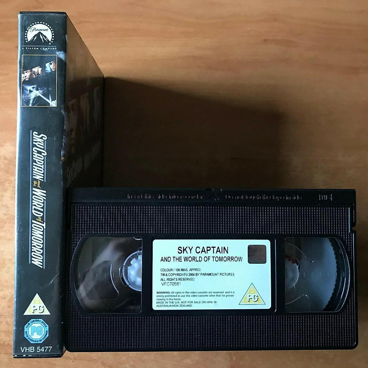 Sky Captain And The World Of Tomorrow: Sci-Fi Action [Large Box] Rental - VHS