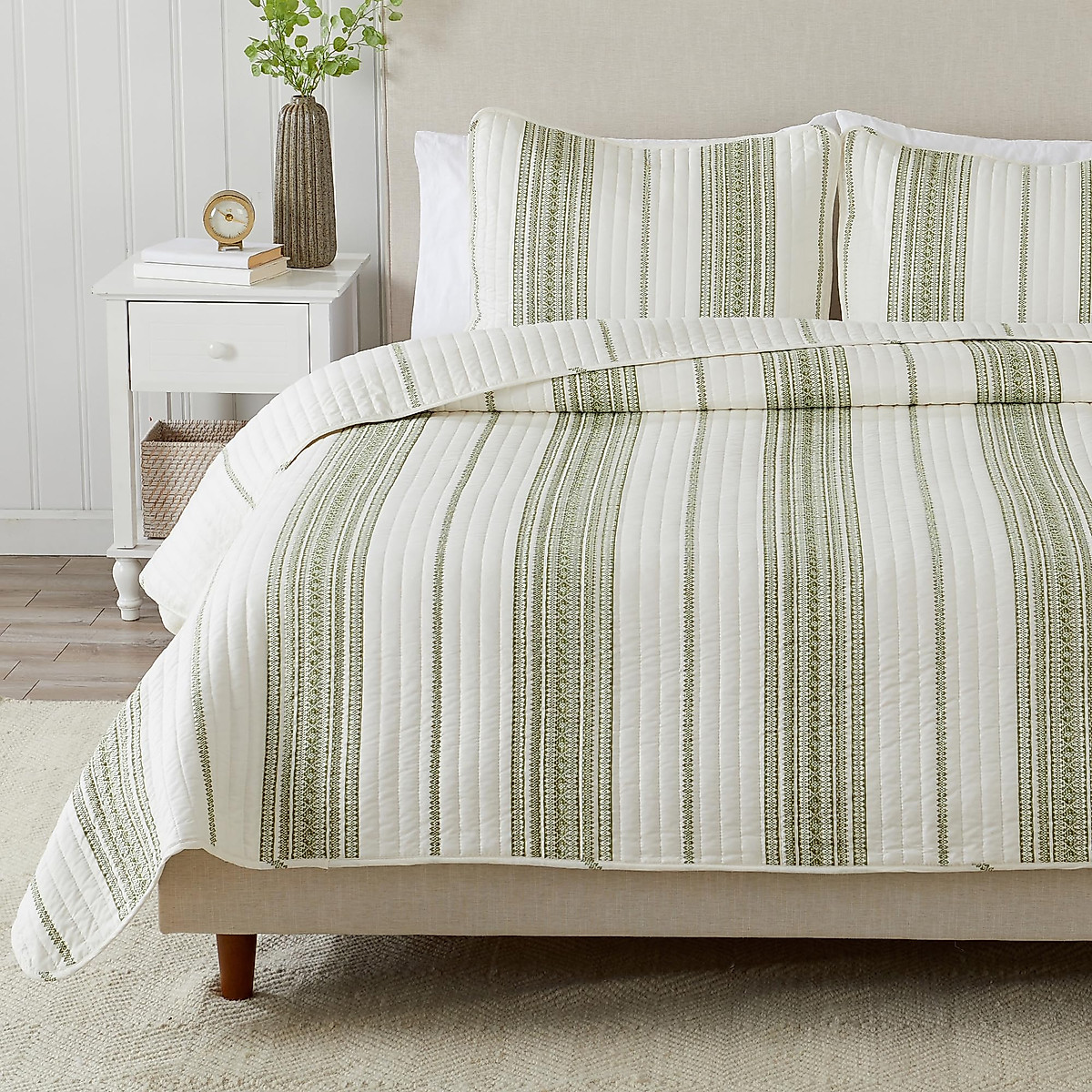 Full/Queen Reversible Quilt Bedding Set - All Season, Modern, Lightweight Bedspreads - White and Green Striped Coverlets (Includes 1 Quilt, 2 Pillow Shams)