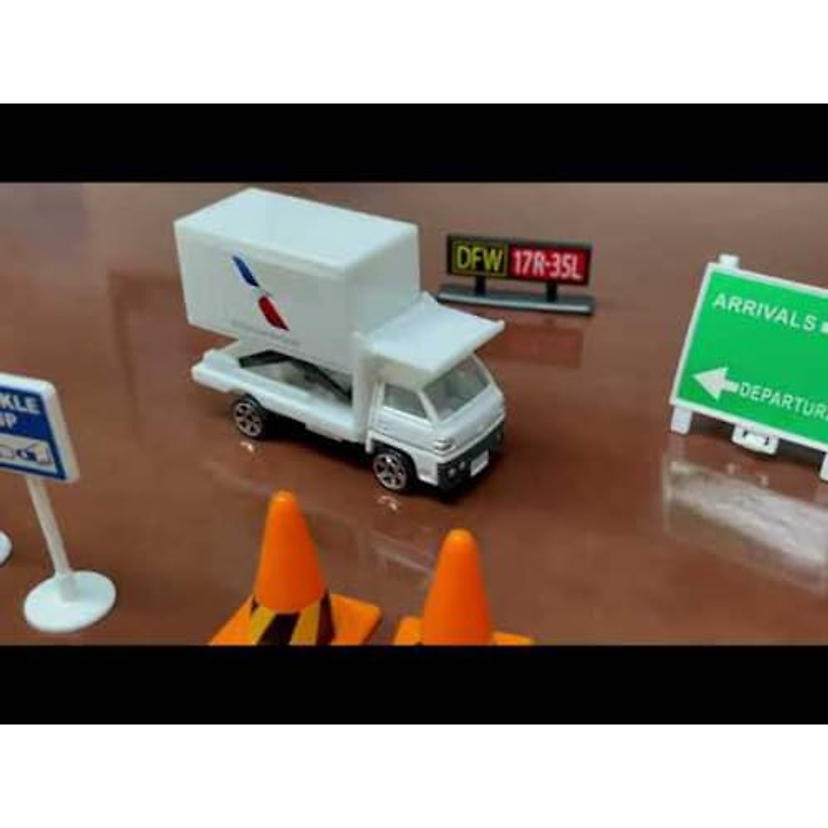 Daron American Airlines Airport Playset with Die-Cast Metal Model Airplane with Plastic Parts, Cars and Transportation Toys for Kids Ages 3+