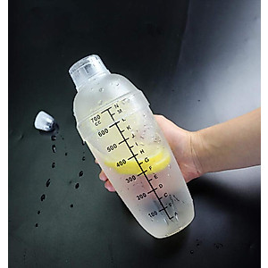 1PC 700CC/24oz Empty Professional Clear Plstic Resin Cocktail Shaker with Scale and Strainer Top Drink Wine Tea Mixer Shaker Cup Bottle for Bar Party Home Use