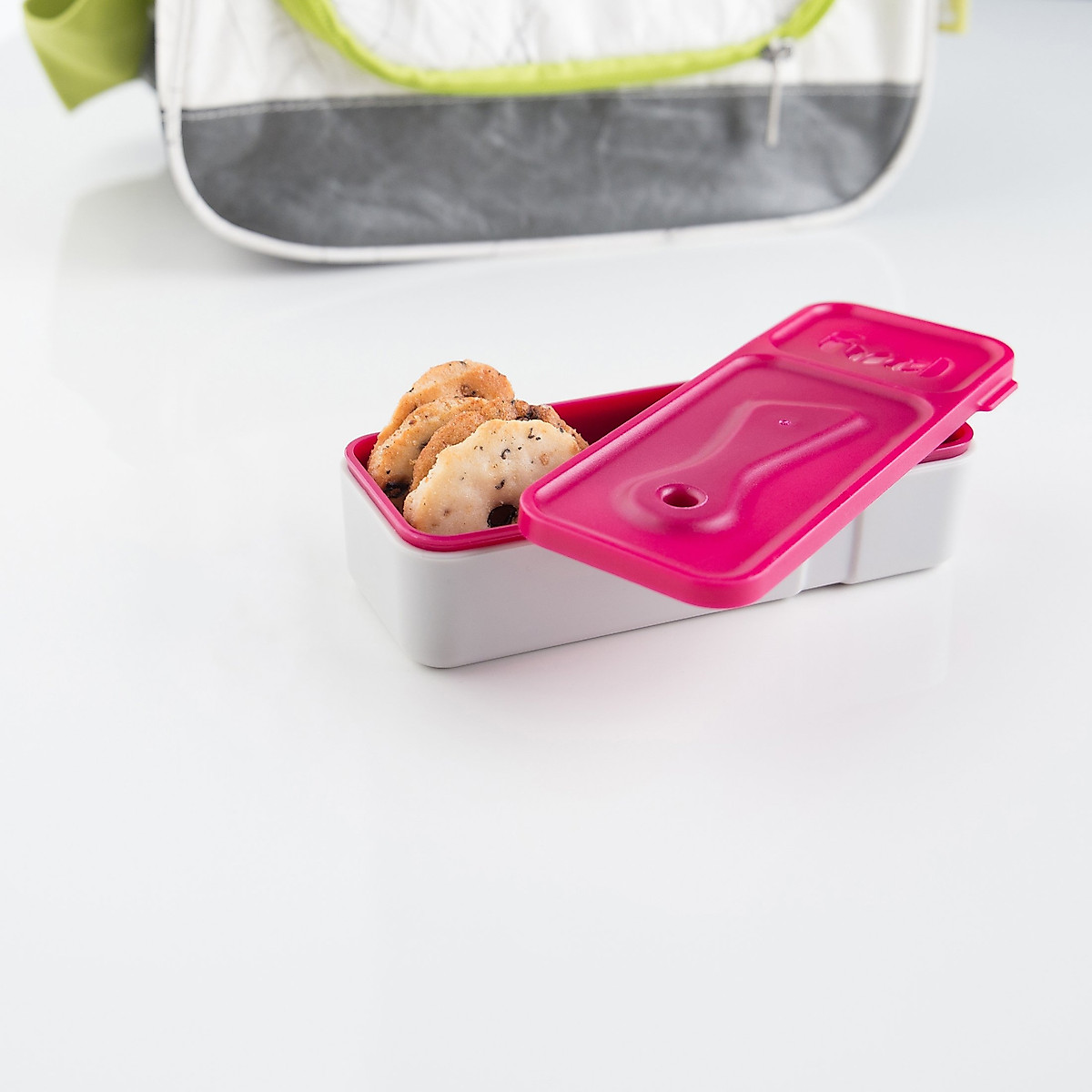 Trudeau Maison Fuel go” Snack Box with Dip Compartment and Spreading Knife, 6.00 x 4.00 x 15.00 cm, Pink