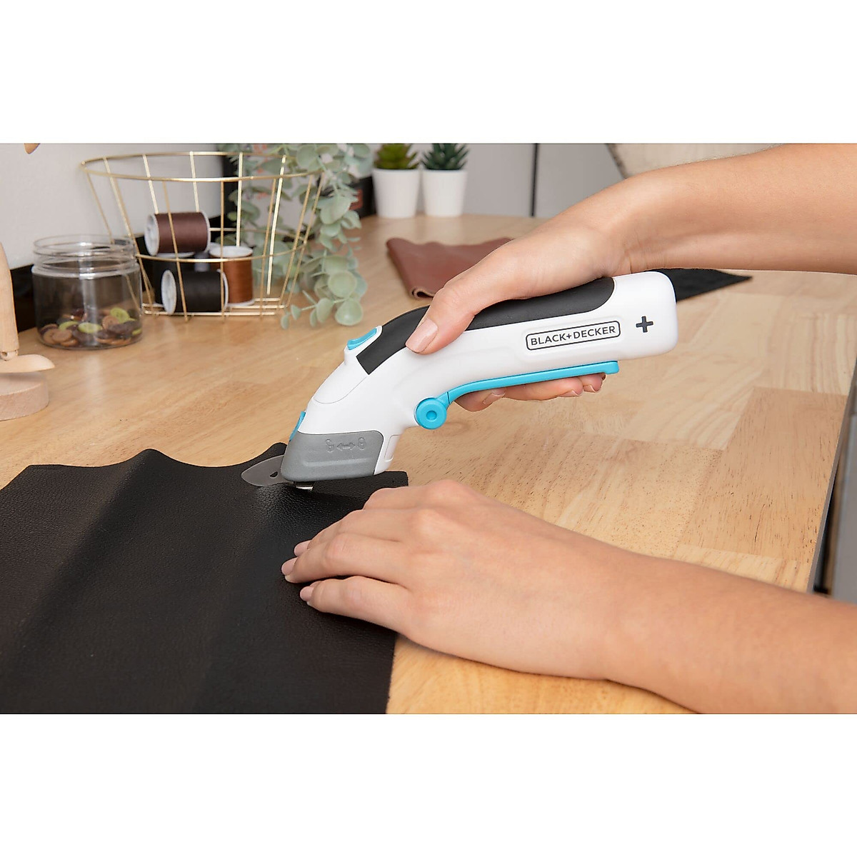 BLACK+DECKER 4V MAX Electric Fabric Scissors, Cordless, USB Rechargeable (BCSC115FF)