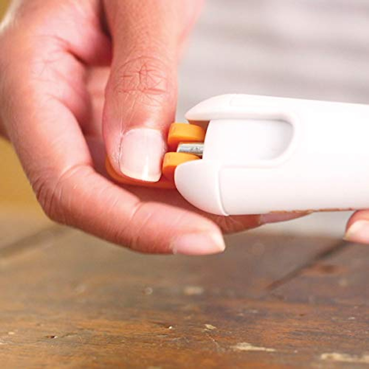 Fiskars Crafts Heavy-Duty Easy Change Detail Knife, No. 2 Blade, w/#2, Multicolor