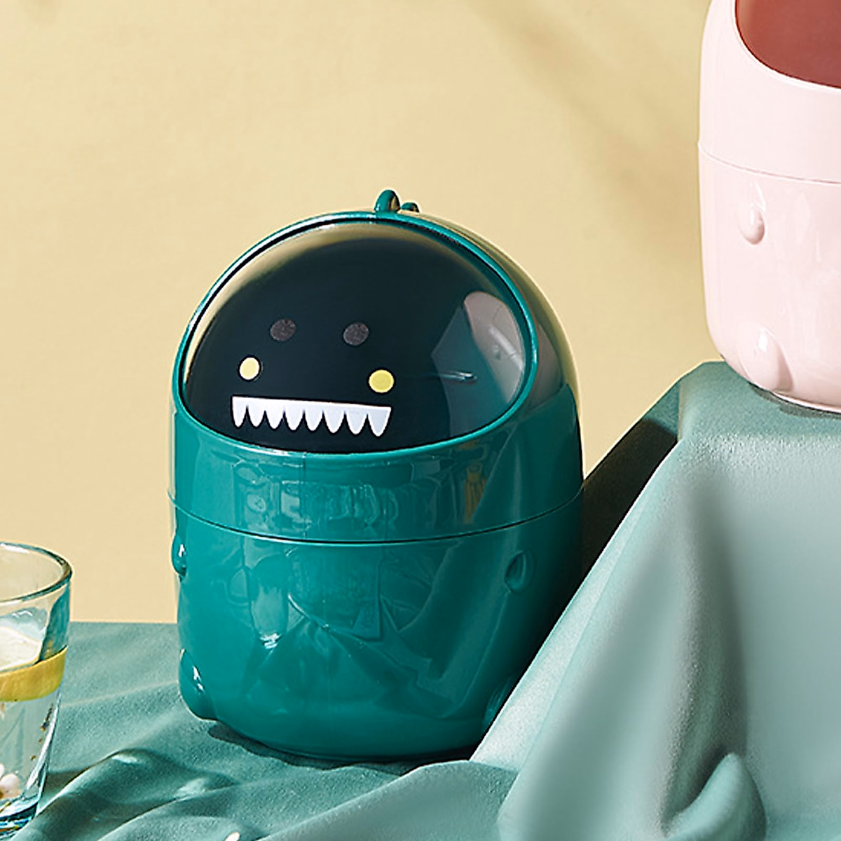 YGHQAP Plastic Desktop Trash Can with Lid Cute Shaped Mini Waste Basket Tiny Desktop Waste Garbage Bin Small Desk Can Mini Trash Can for Dining Table Desk Home Office Easy Storage(Small Size)