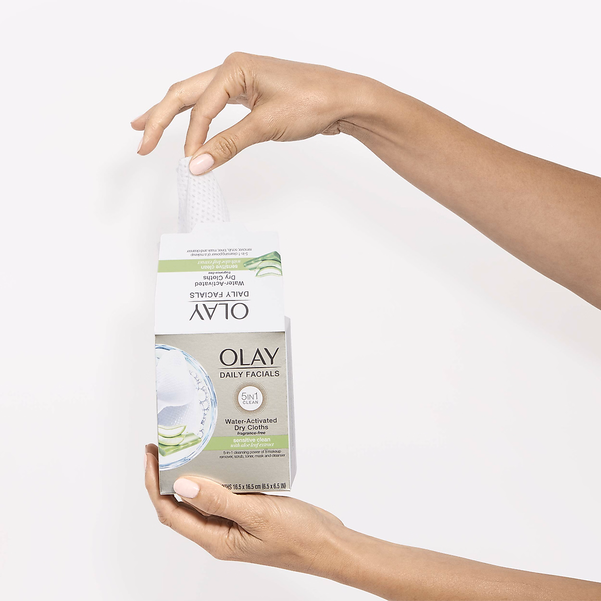 Olay Makeup Remover Wipes Daily Facials Gentle Clean 5-in-1 Water Activated Cleansing Cloths, 33 count (Pack of 1)