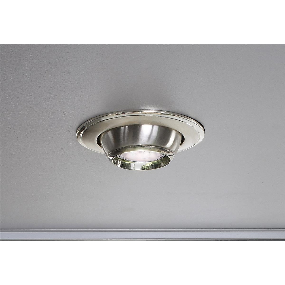 Displays2go 48" Retail Showcase, 7 LED Lights, Storage, Lockable Swinging Doors - Silver (LESC4816SB)