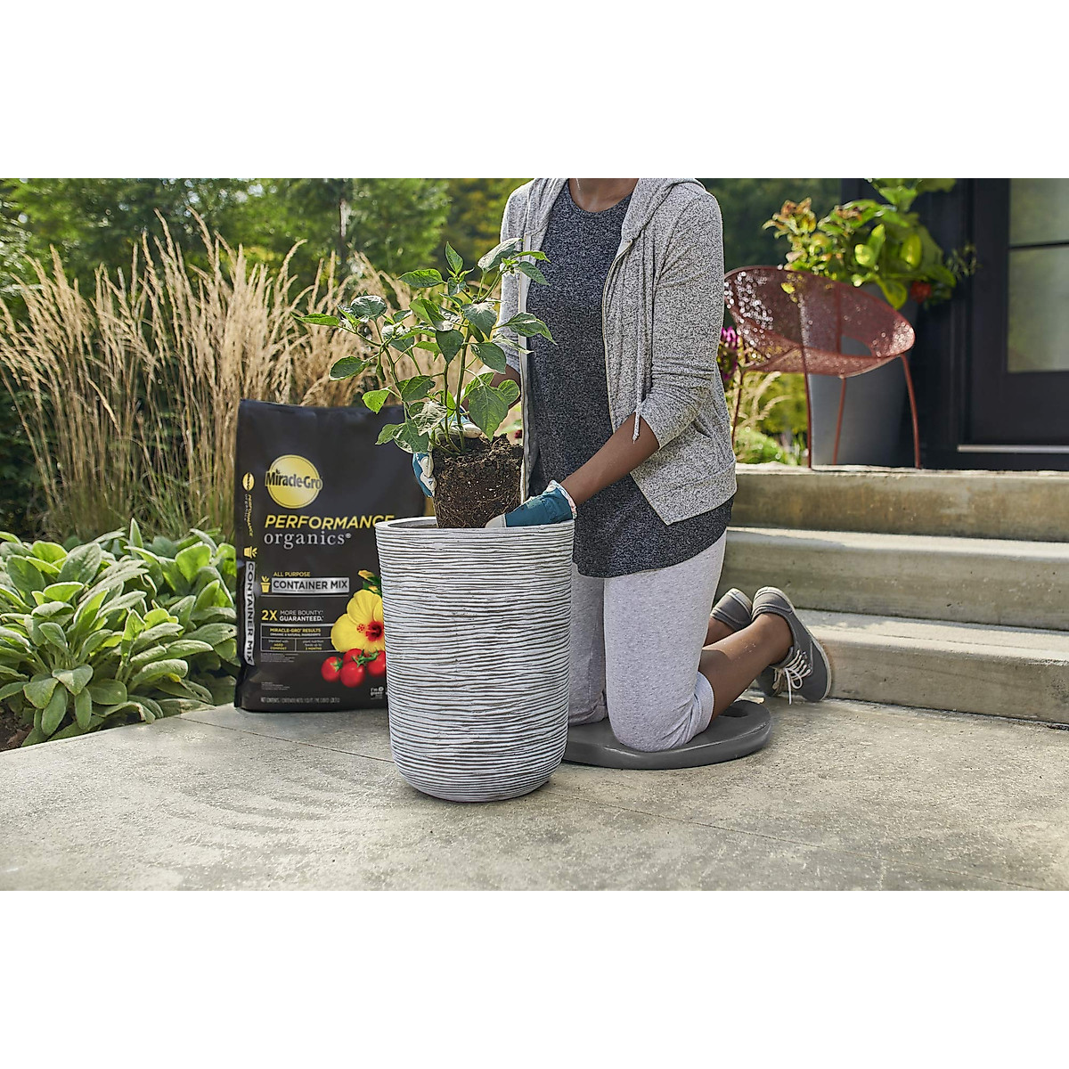 Miracle-Gro Performance Organics All Purpose Container Mix - Organic and Natural Plant Soil, Feed for Up to 3 Months, For Vegetables, Flowers, and Herbs, Use in Indoor and Outdoor Containers, 1 cu. Ft