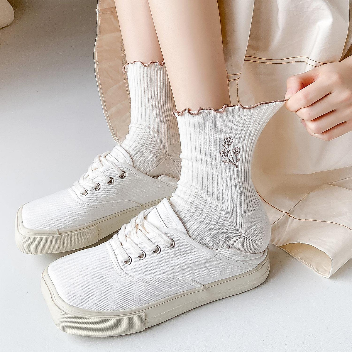 zrylibya Women's Ruffle Frilly Rib Knit Crew Socks Floral Embroidery Scalloped Pointelle Casual Ankle Socks 5 Pairs (Multicolor B)