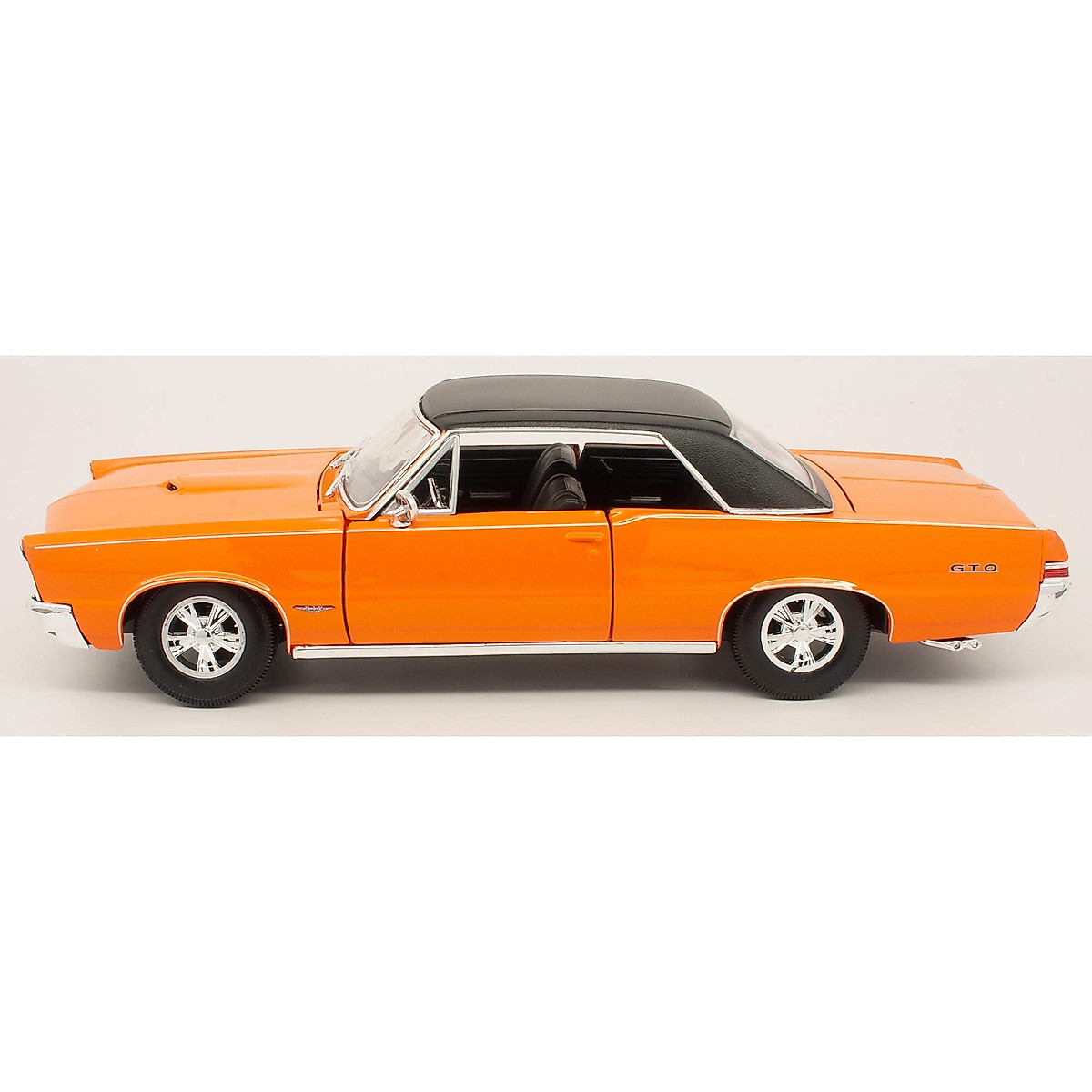Maisto 1:18 Scale 1965 Pontiac GTO (Hurst Edition) Diecast Vehicle (Colors May Vary)