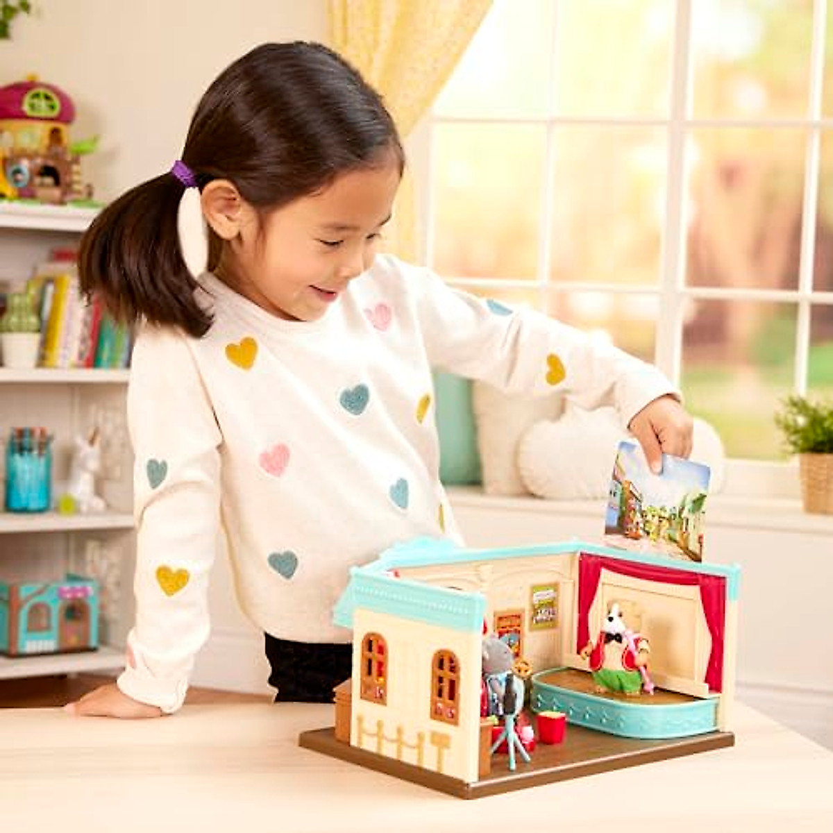 Lil Woodzeez – Toy Figures Playhouse – Miniature Movie Theatre – Stackable – Storybook Playset – Posable Figures & Cinema with Furniture – 3 Years +