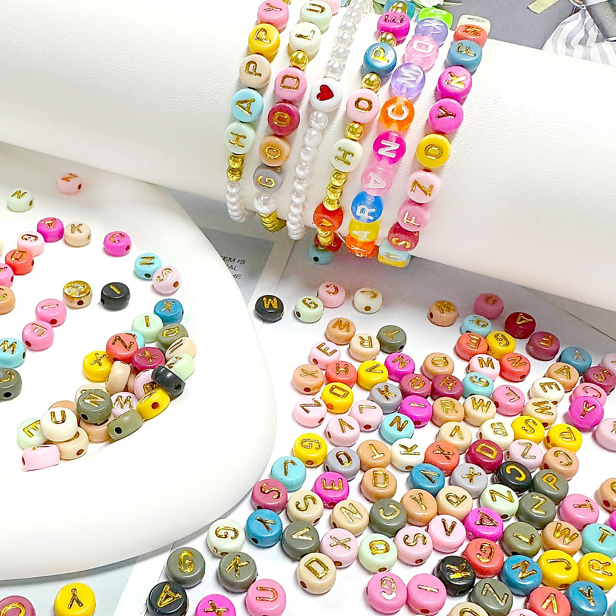 1200pcs Acrylic Letter Beads Alphabet Beads Round Mixed "A-Z" Alphabet Letter Bead Spacer Loose Bead with 1 Roll Crystal String Cord for Jewelry Making DIY Bracelets, Necklaces, Keychain（4mm x 7mm)