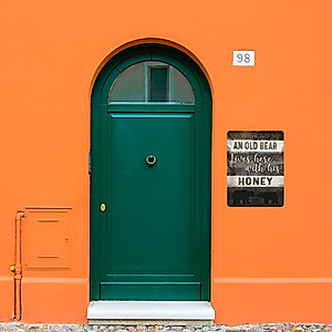 PPFINE An Old Bear Lives Here with His Honey Brown Wood Tin Sign Metal Plaque Art Hanging Iron Painting Retro Home Kitchen Garden Garage Wall Decor 16"x12"