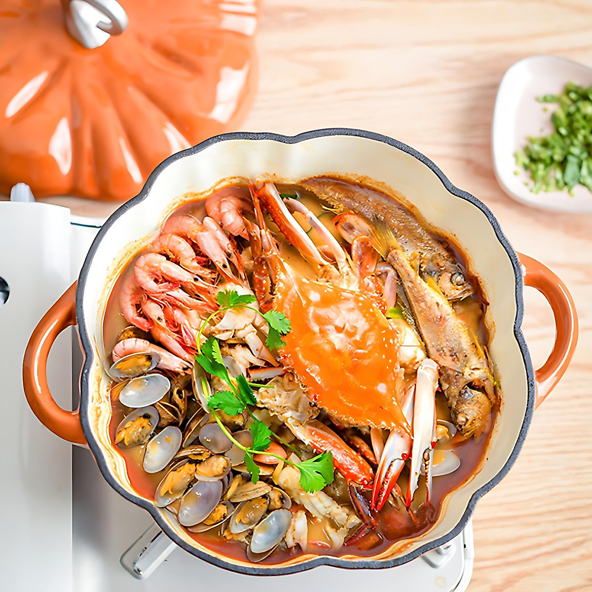 Pumpkin Shaped Ceramic Casserole Dish with Lid, Oven-Safe Enameled Cast Iron Dutch Oven, Halloween-Themed Cookware for Stews, Soups, and Casseroles (3.9 Quart)