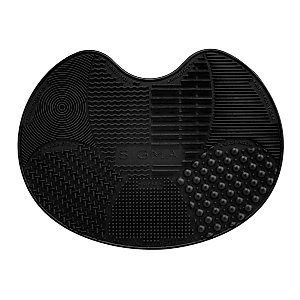 Sigma Beauty Makeup Brush Cleaner Mat – Sigma Spa Express Silicone Makeup Brush Cleaning Mat with Suction Cups for Cleaning Makeup Brushes, Compact Design Fit for Any Travel Makeup Kit (Black)