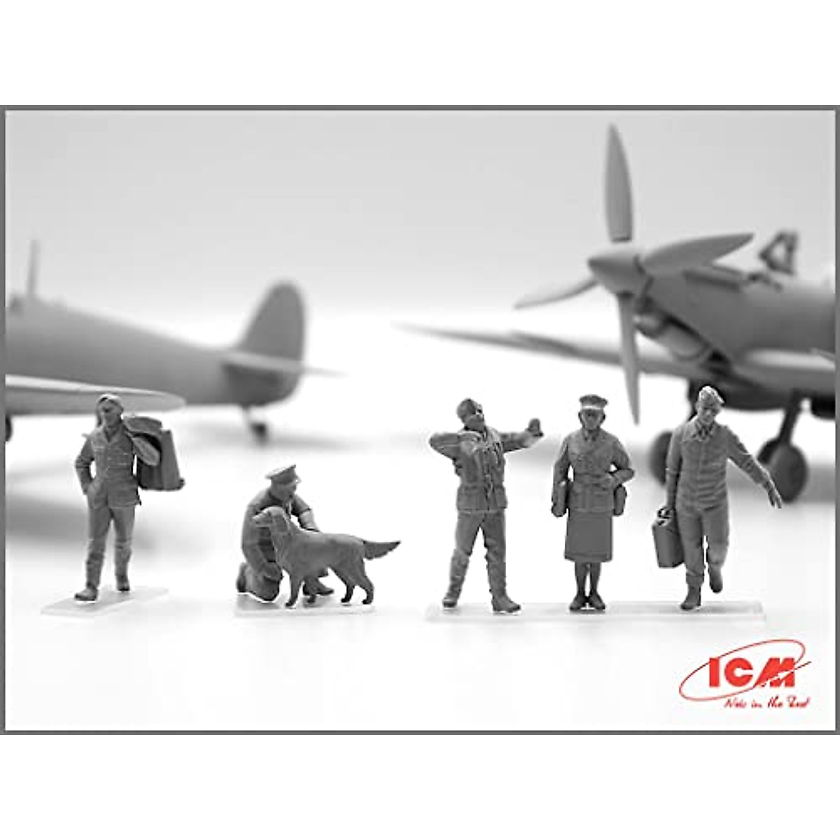 ICM 48081 - RAF Pilots and Ground Personnel (1939-1945) (7 Figures - 3 Pilots, 3 Mechanics, 1 Wren Member, and Dog Figure) - Scale 1:48