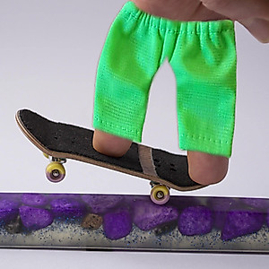 Chenfly Mini Finger Clothes for Fingerboarding - Mini Fingertip Movement Party Favors Interactive Toys for Kids Children Boys Girls - Pants T-Shirt Set for Scooter Skateboards Accessories, Green