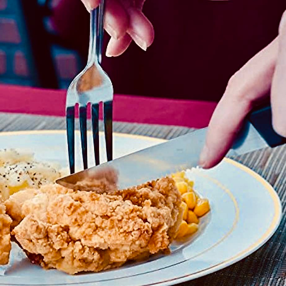 Tezzorio (Set of 48) Serrated-Edge Pointed-Tip Steak Knives, 5-Inch Stainless Steel Blade Steak Knives with Plastic Handles for Restaurants